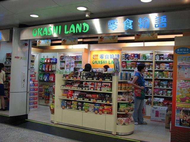 Small-Format Stores, Hong Kong Train Station | Retail Customer Experience