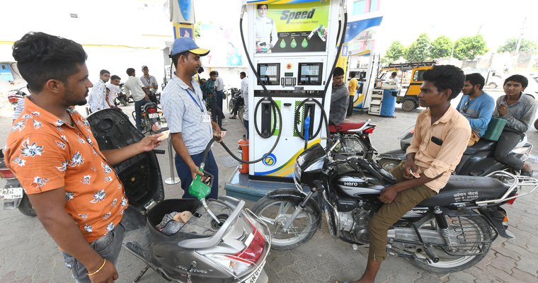 Gas station offers "human ATMs" to help customers | ATM Marketplace