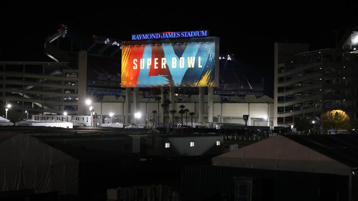 Super Bowl powers up engagement with digital signage, menu boards ...