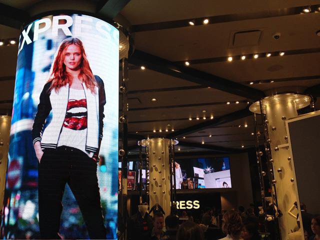 Signage at EXPRESS flagship store, San Francisco | Digital Signage Today