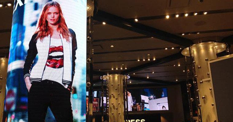 Signage at EXPRESS flagship store, San Francisco | Digital Signage Today