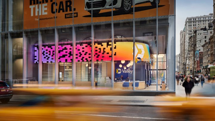 Manhattan bank unveils curved LED wall in flagship branch | Digital ...