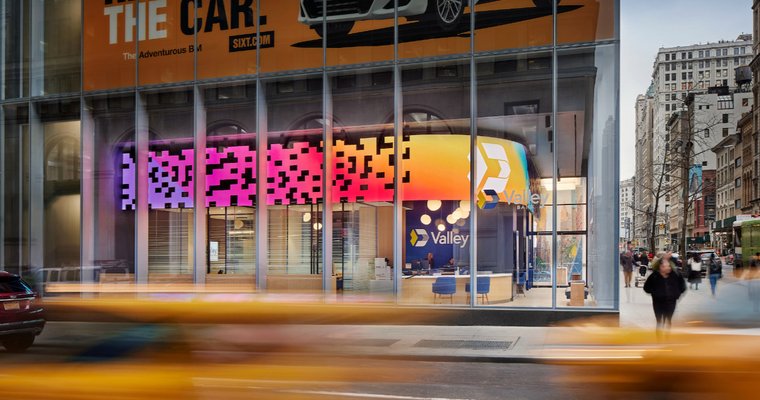 Manhattan bank unveils curved LED wall in flagship branch | Digital ...