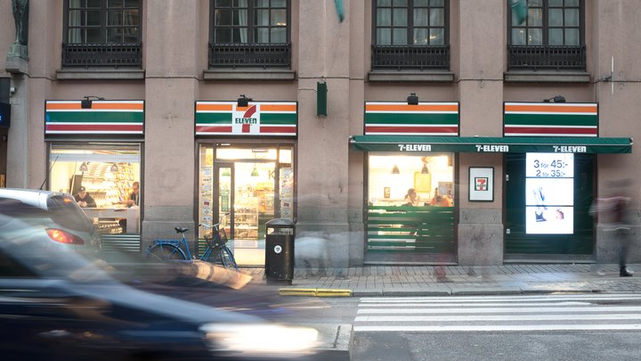 7-Eleven boosts the customer experience with menu boards | Digital ...