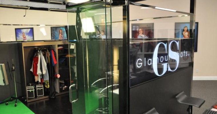 Glamour Shots' new mall kiosk format | Digital Signage Today