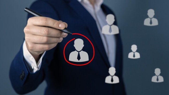 The difference between personalization and customization in retail CX ...