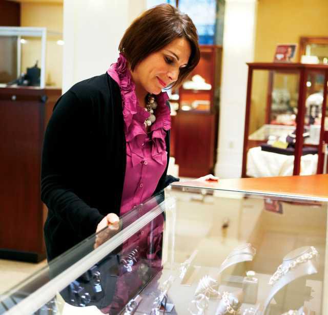 Jewelry retailer adds sparkle to merchandise with eye-catching LEDs ...
