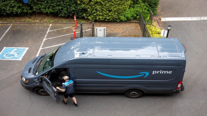 Amazon delivery drivers doing more than delivery these days | Retail ...