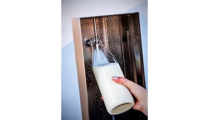 Ireland farm installs milk vending machine with reusable glass bottles ...